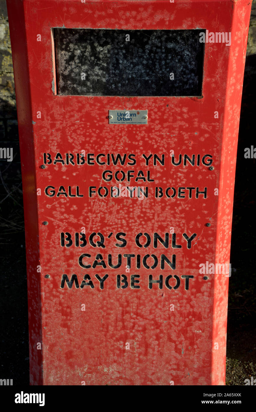 BBQ disposal bin with bilingual Welsh/English signs at Aberystwyth ...