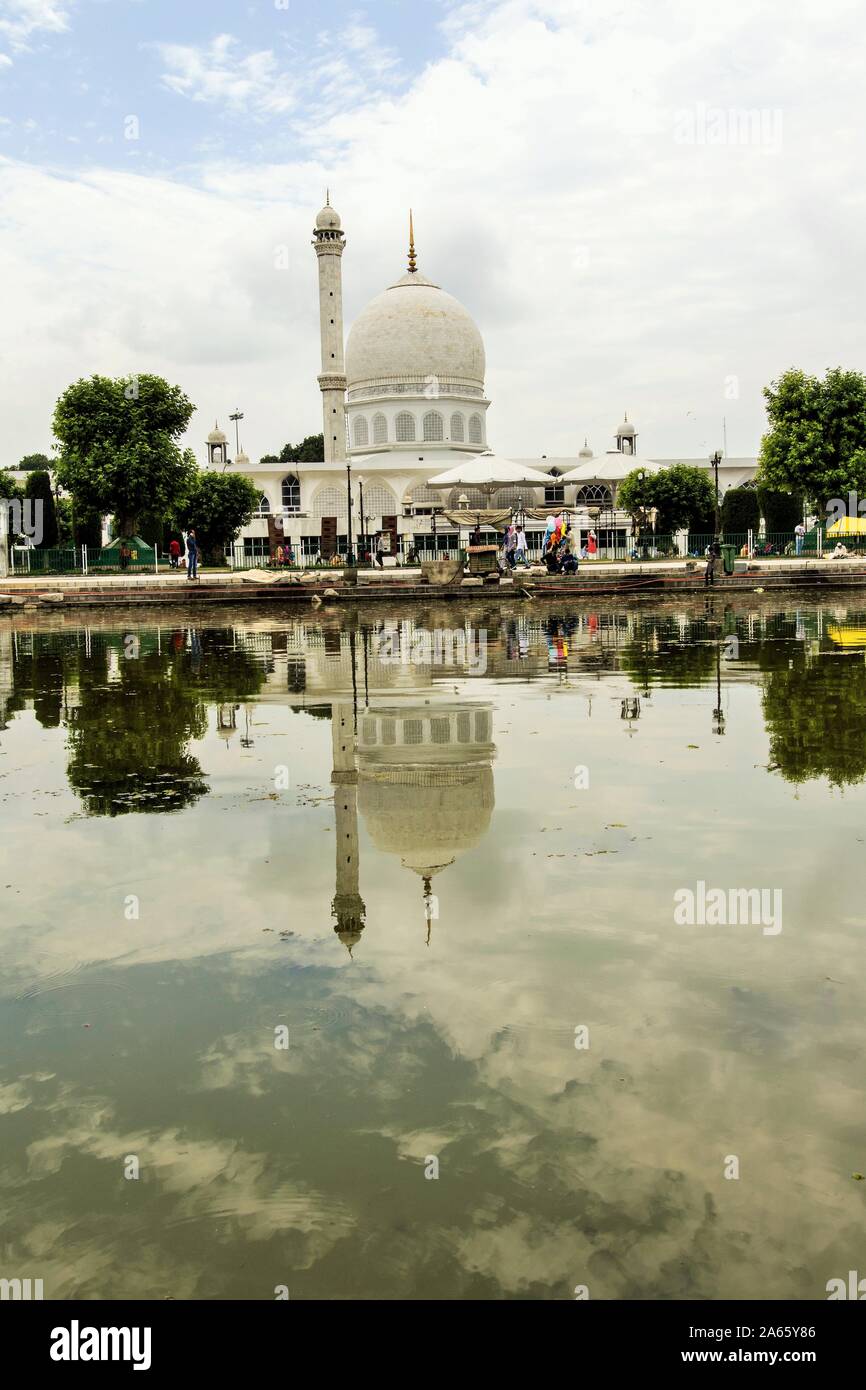 Hazratbal shrine hi-res stock photography and images - Alamy
