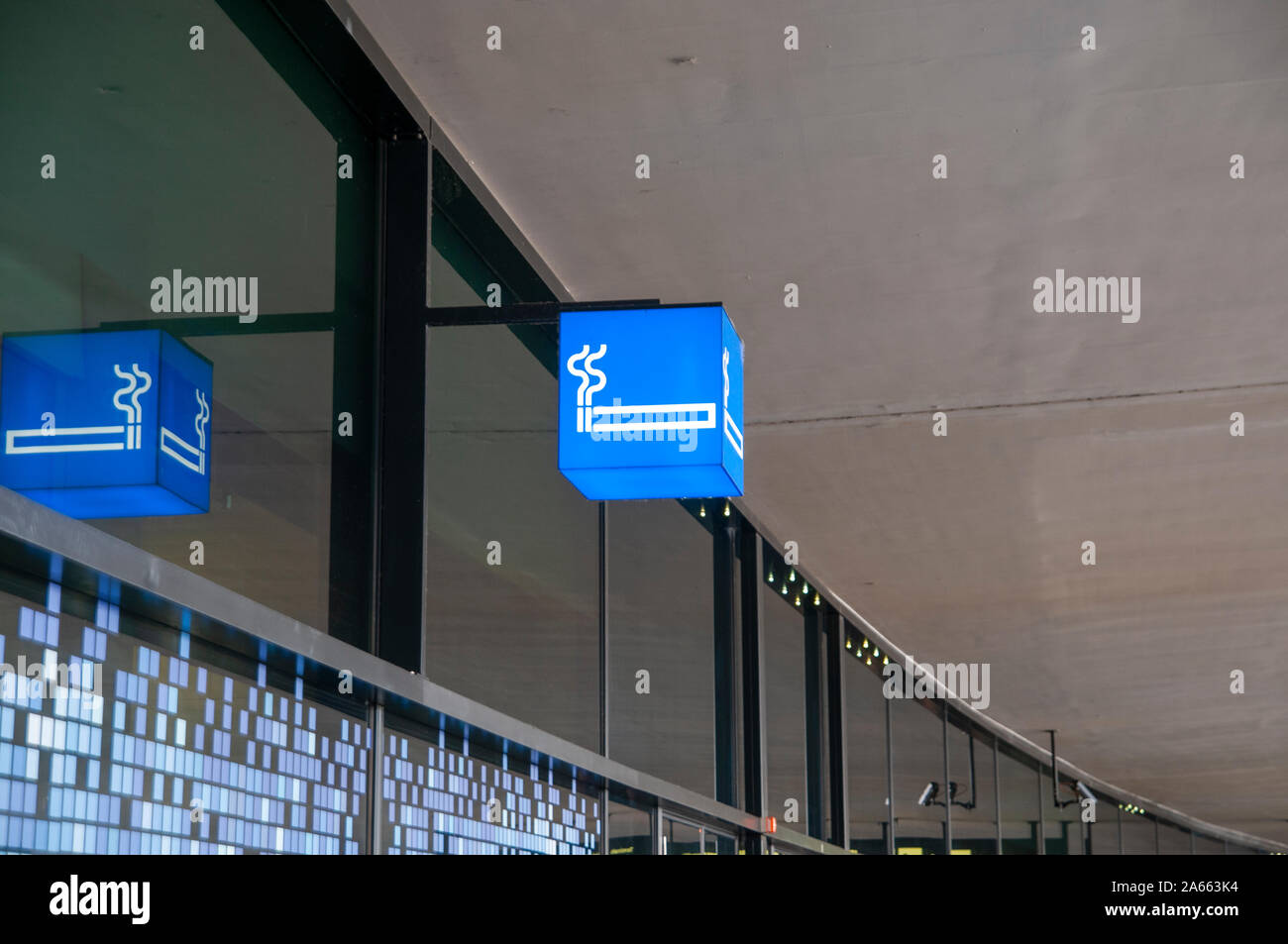 Airport smoking area hi-res stock photography and images - Alamy
