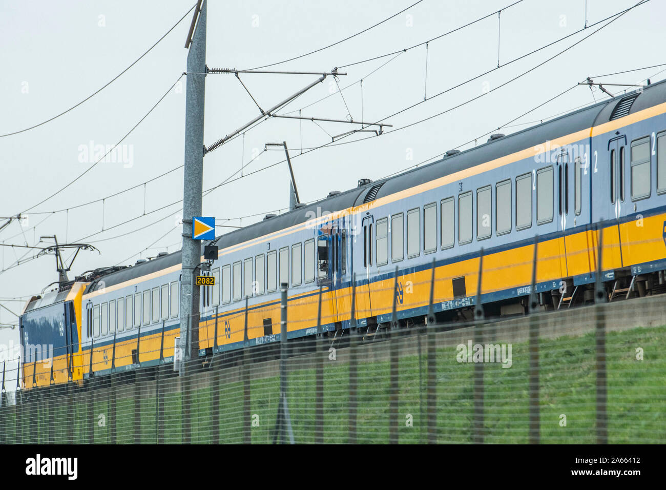 Thalys high speed train brussels paris hi-res stock photography and ...