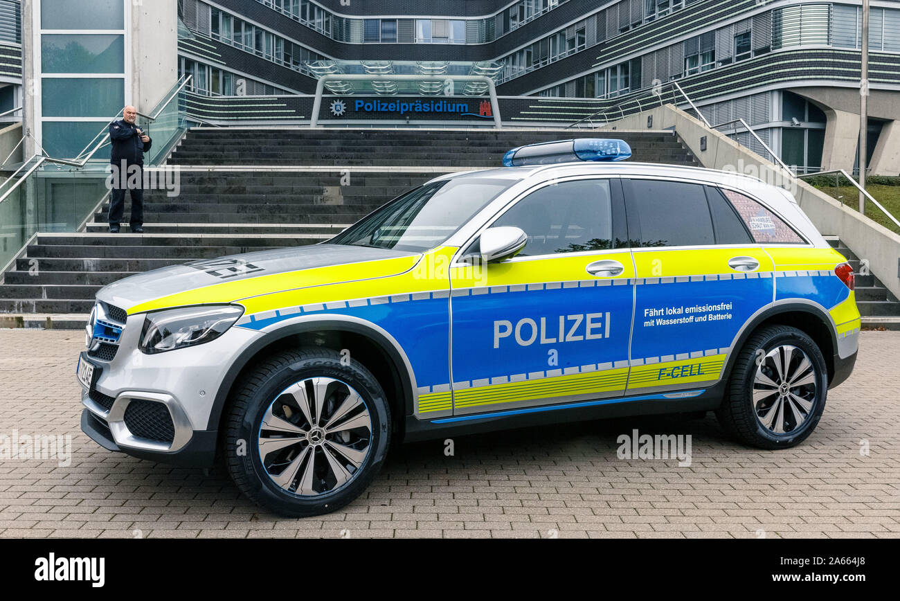 24 October 2019, Hamburg: Hamburg's first fuel cell-powered patrol car ...