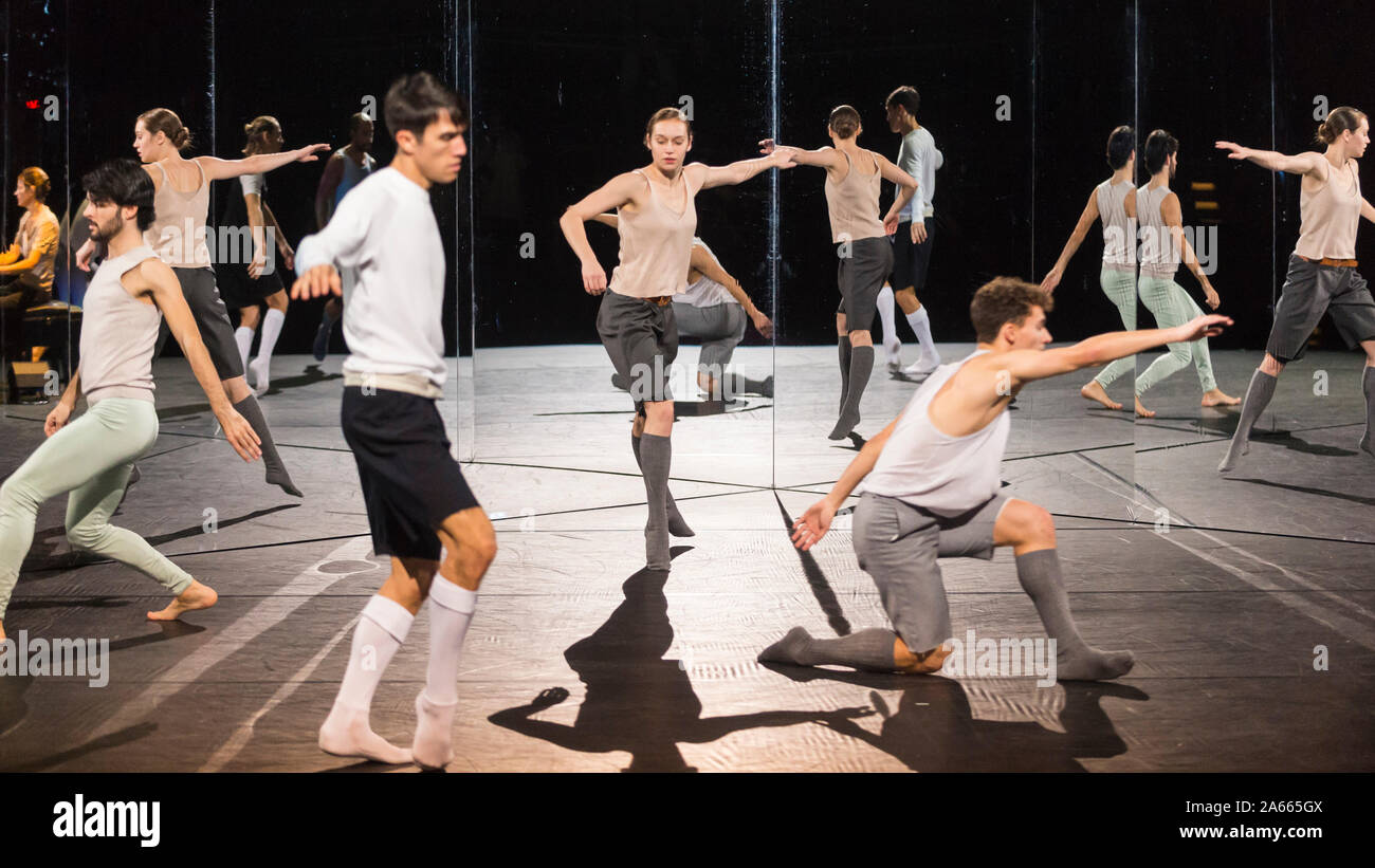 Solo piece choreography hi-res stock photography and images - Alamy