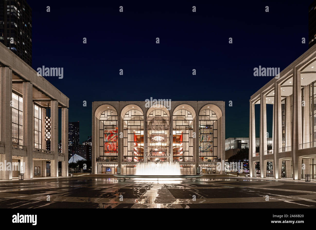 The Metropolitan Opera House at the Lincoln Center in New York Stock ...
