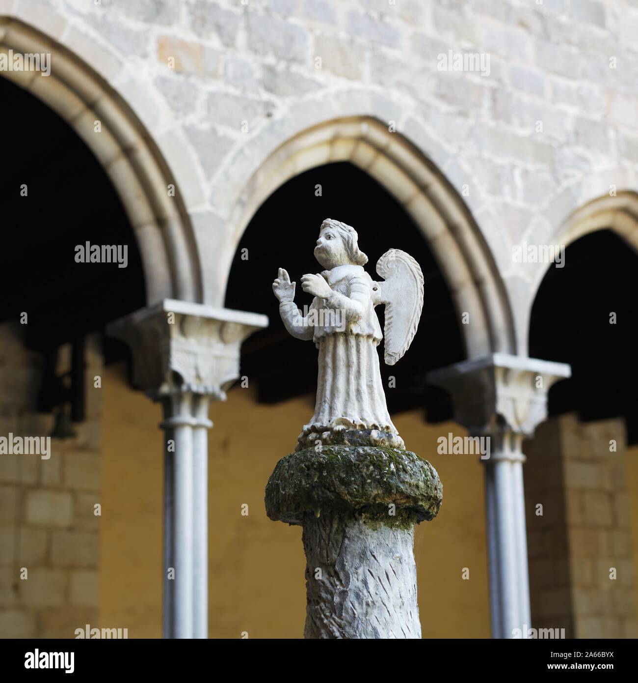 Moss on angel statue hi-res stock photography and images - Alamy