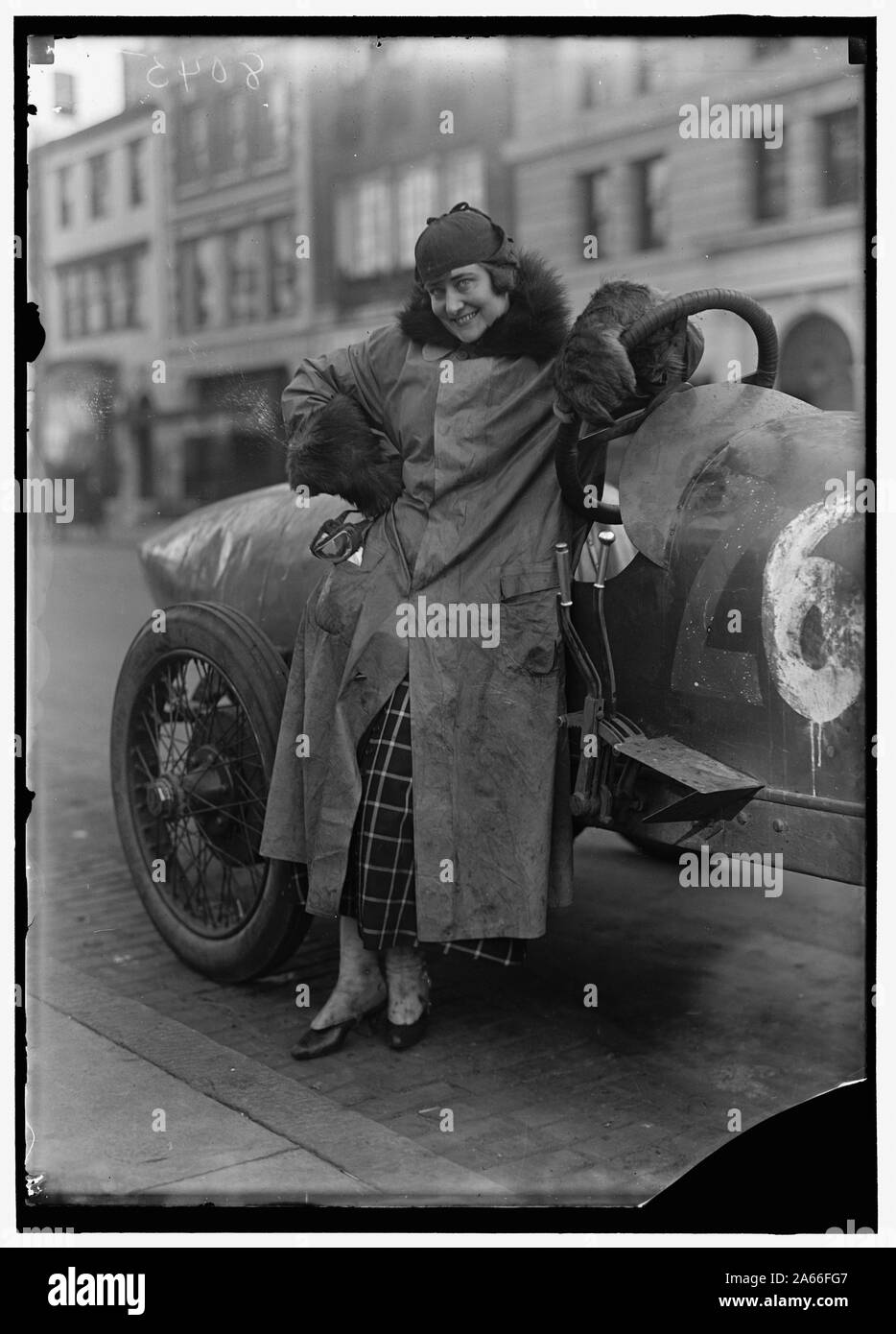 Women by car Cut Out Stock Images & Pictures - Alamy