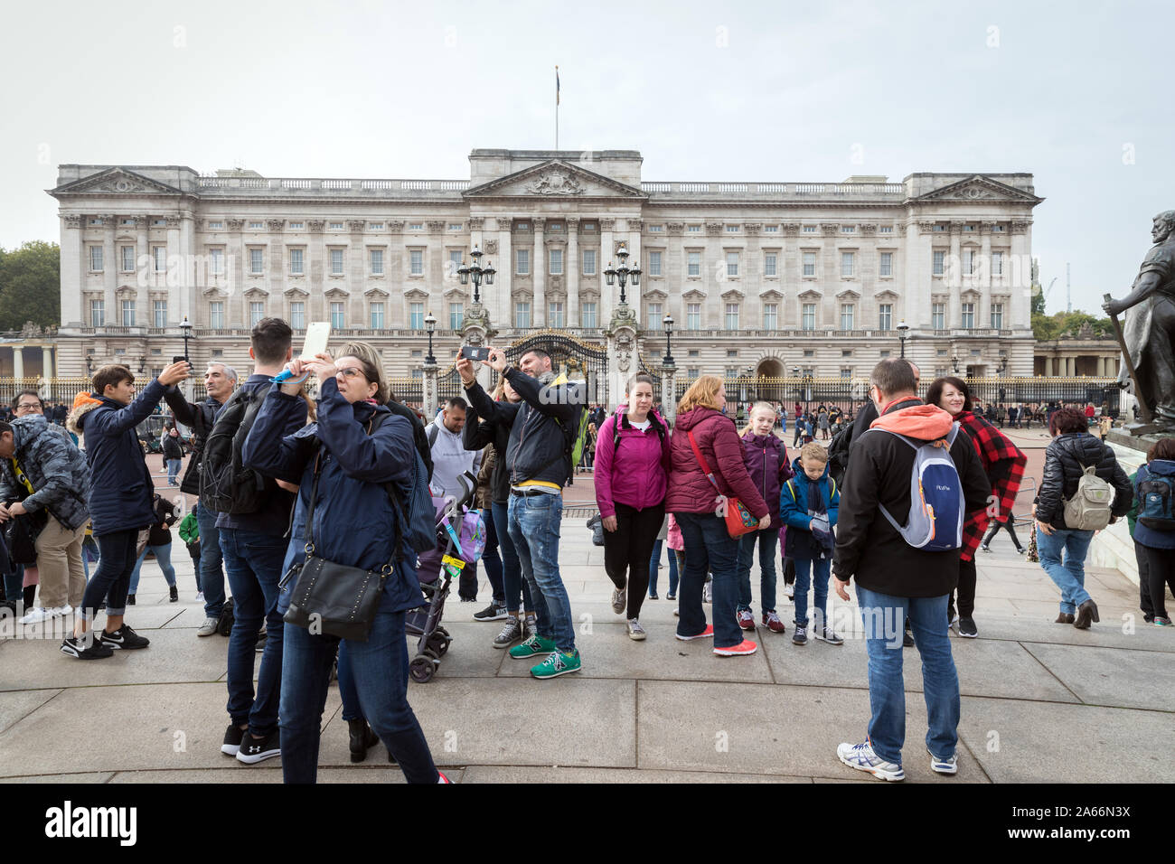 Crowd outside buckingham palace hi-res stock photography and images - Alamy