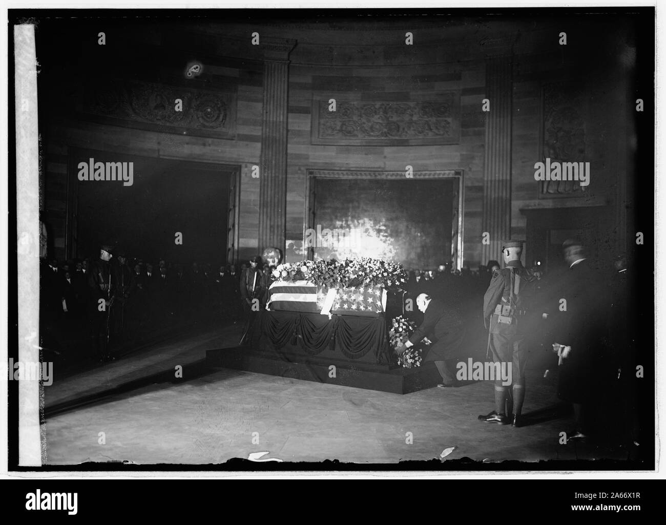 Unknown soldier wreath memorial day hi-res stock photography and images ...