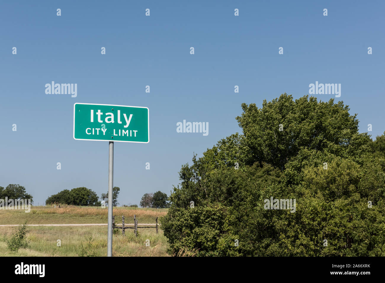 Waxahachie welcome sign hi-res stock photography and images - Alamy