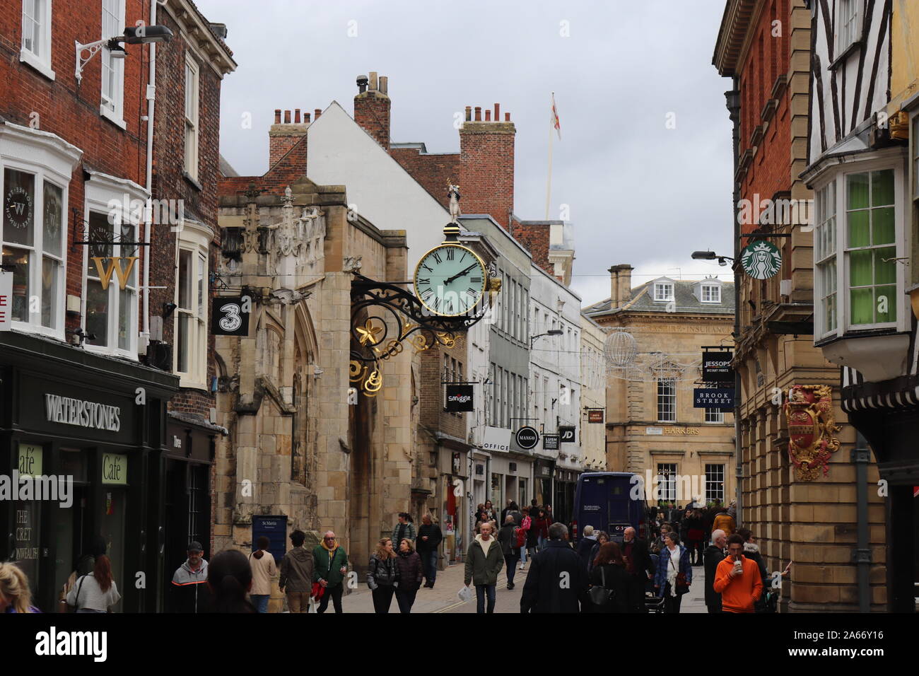WALKING DOWN A BUSY STREET IN THE CITY OF YORK,ENGLAND Stock Photo - Alamy