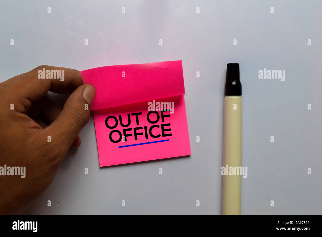Post notes on computer monitor hi-res stock photography and images - Alamy
