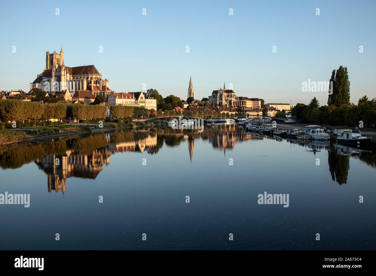 River Yonne, at Auxerre, France, Canal du Nivernais Stock Photo - Alamy