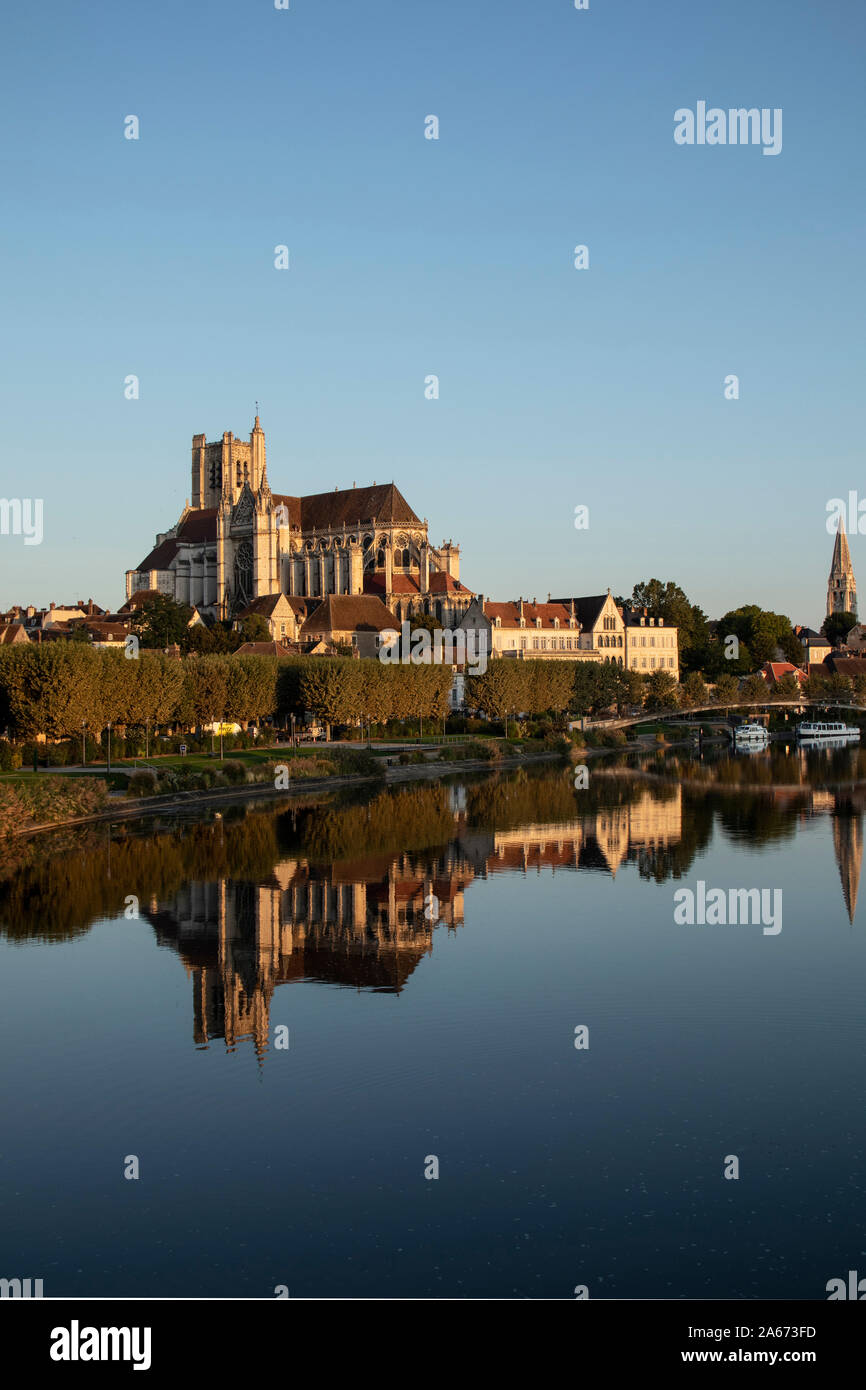River Yonne, at Auxerre, France, Canal du Nivernais Stock Photo - Alamy