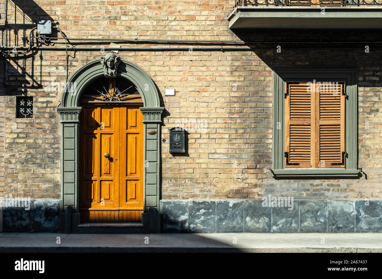 Old typical italian wooden door. Italian house. Ancient house facade ...