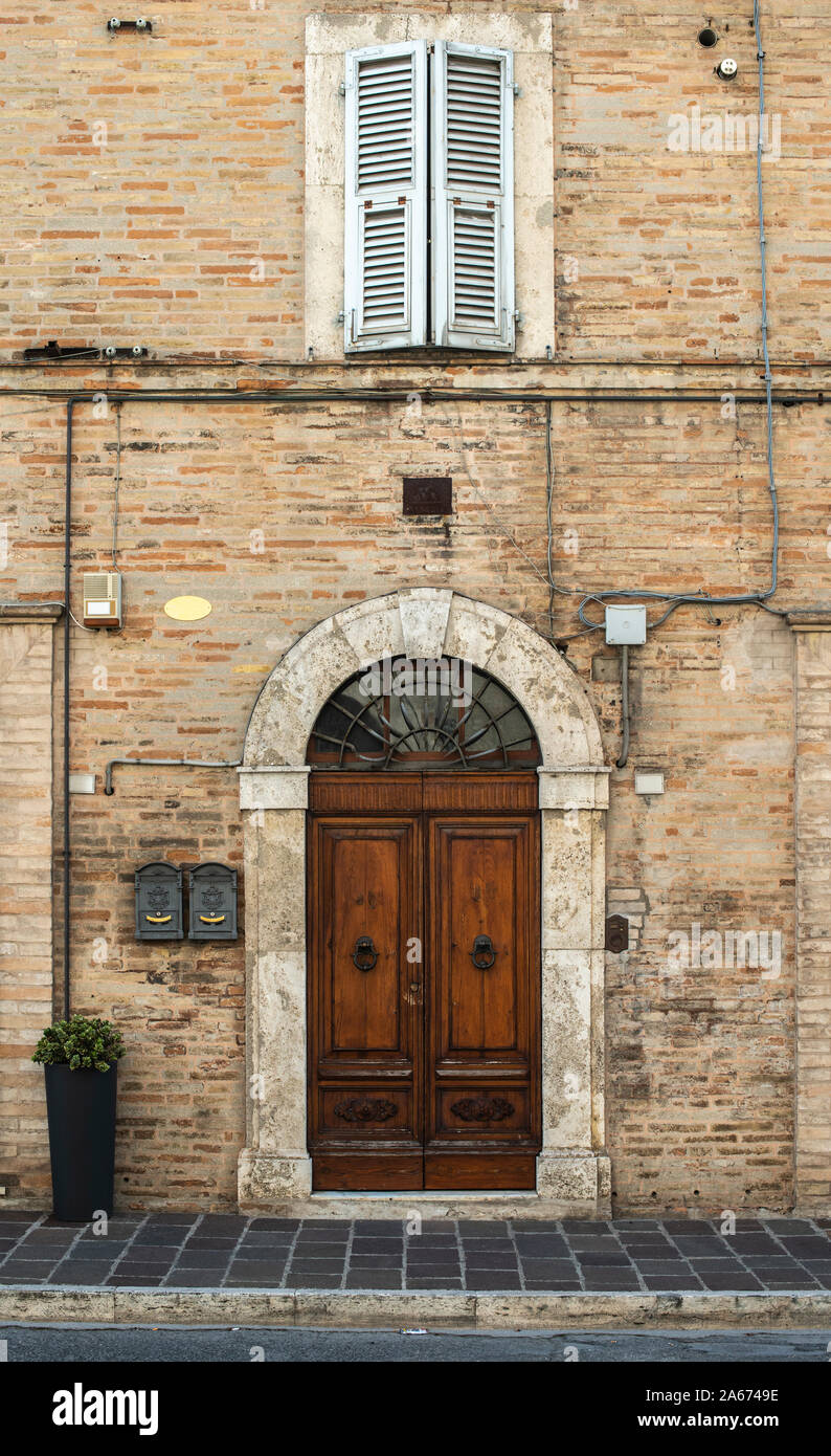 Old typical italian wooden door. Italian house. Ancient house facade ...
