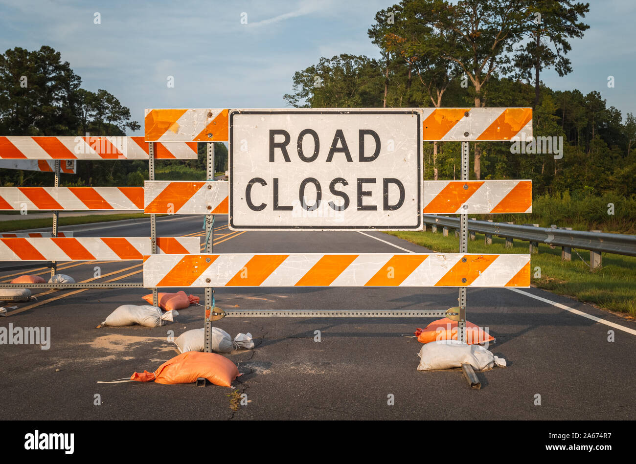 Street closed sign hi-res stock photography and images - Alamy