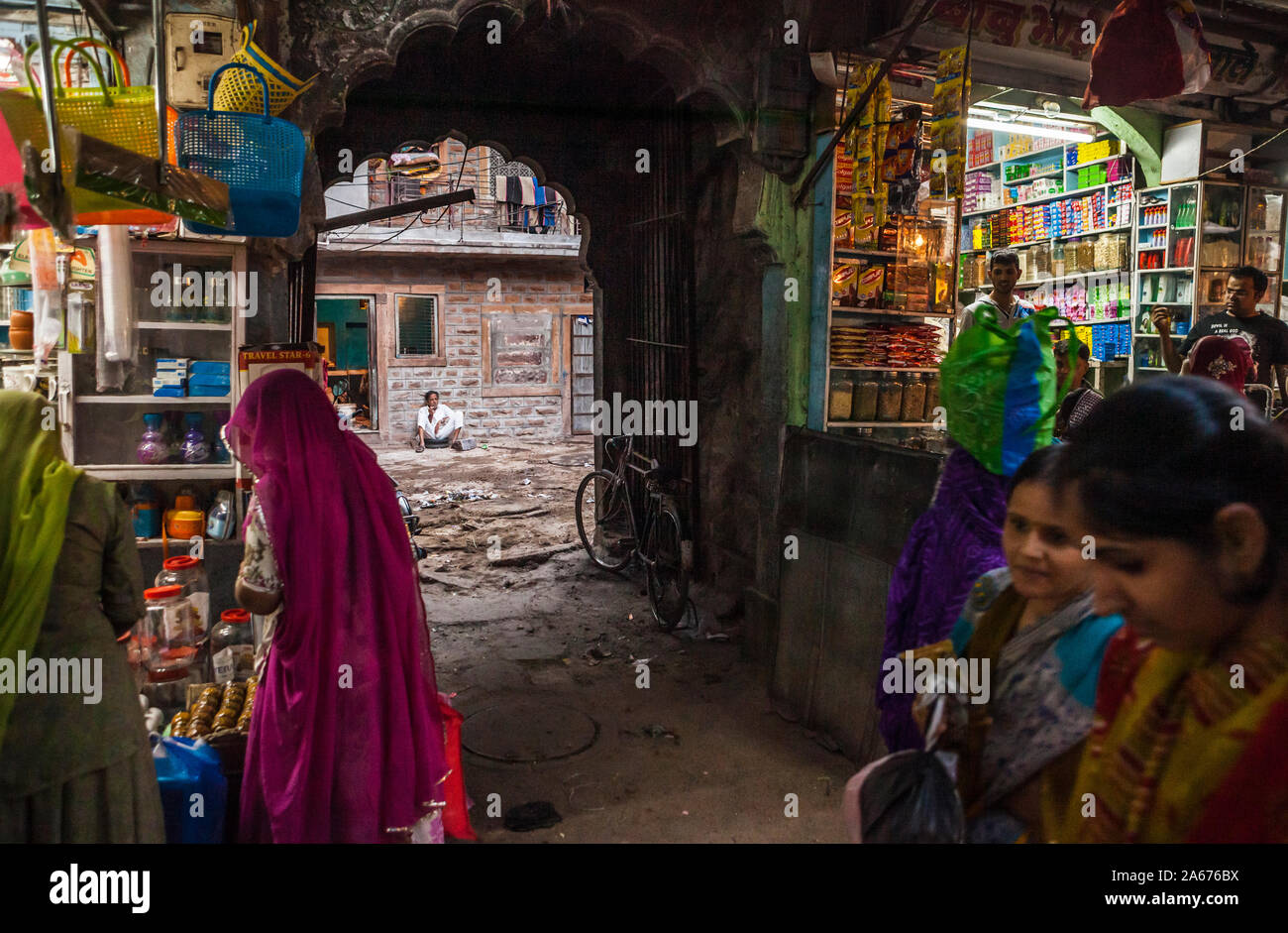Indian street scene at night hi-res stock photography and images - Alamy