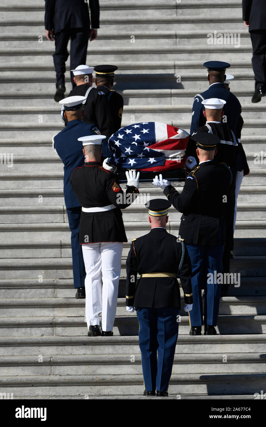 The remains of the late Rep. Elijah Cummings arrives at the U.S Capitol ...
