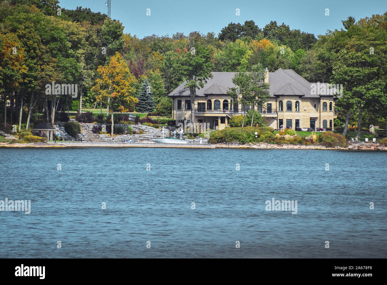 Autumn landscape in the 1000 islands. Houses, boats and islands. Lake ...