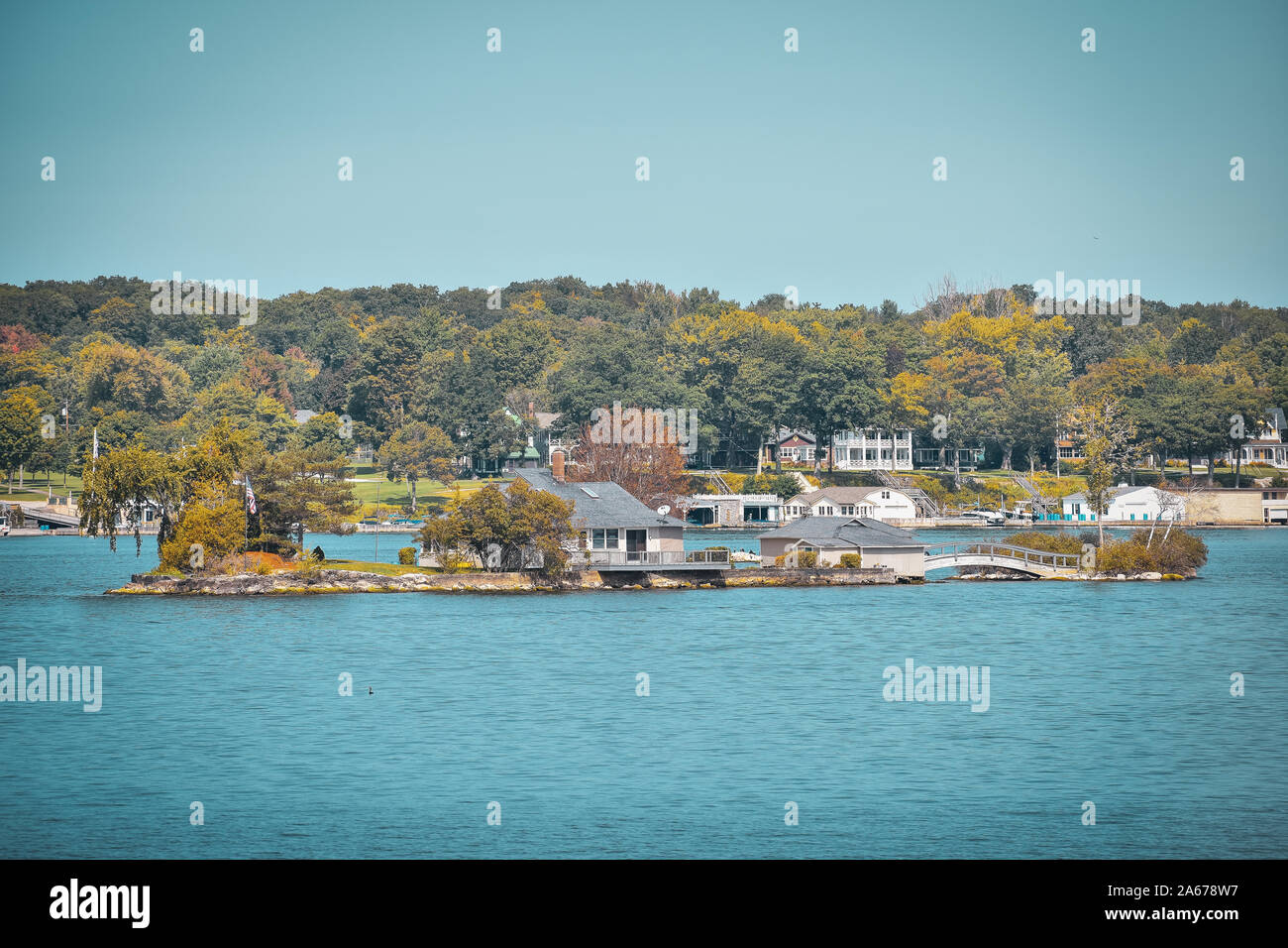 Autumn landscape in the 1000 islands. Houses, boats and islands. Lake ...