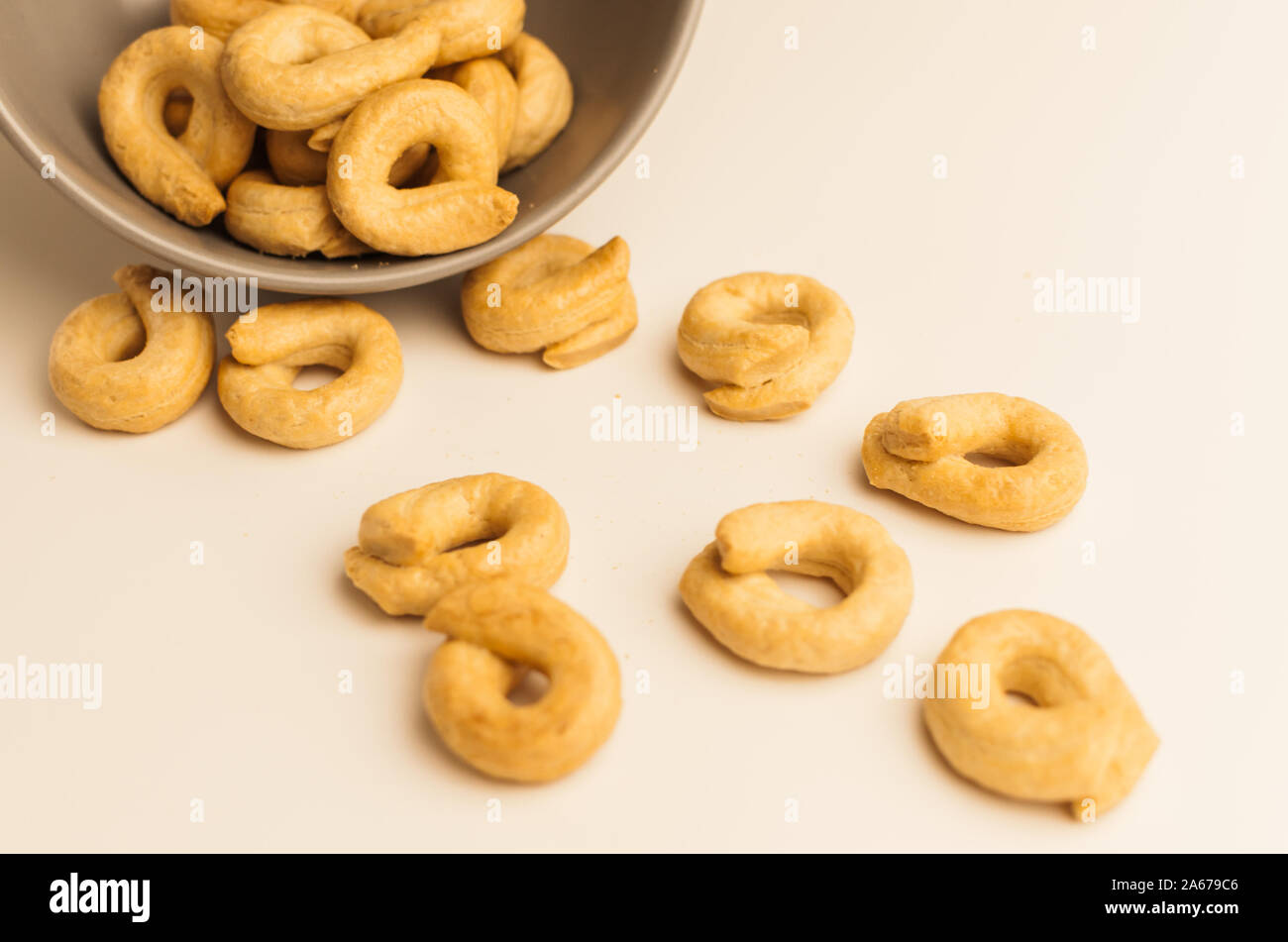 Taralli is a traditional Italian appetizer, similar to drying or bagels ...