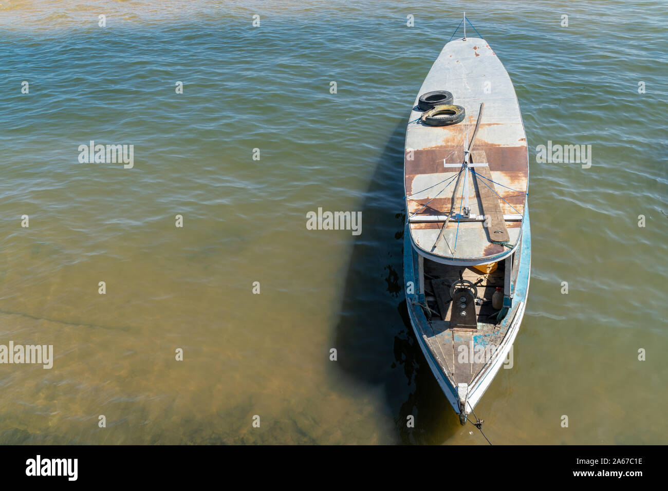 Traditional wood boat amazon river hi-res stock photography and images ...