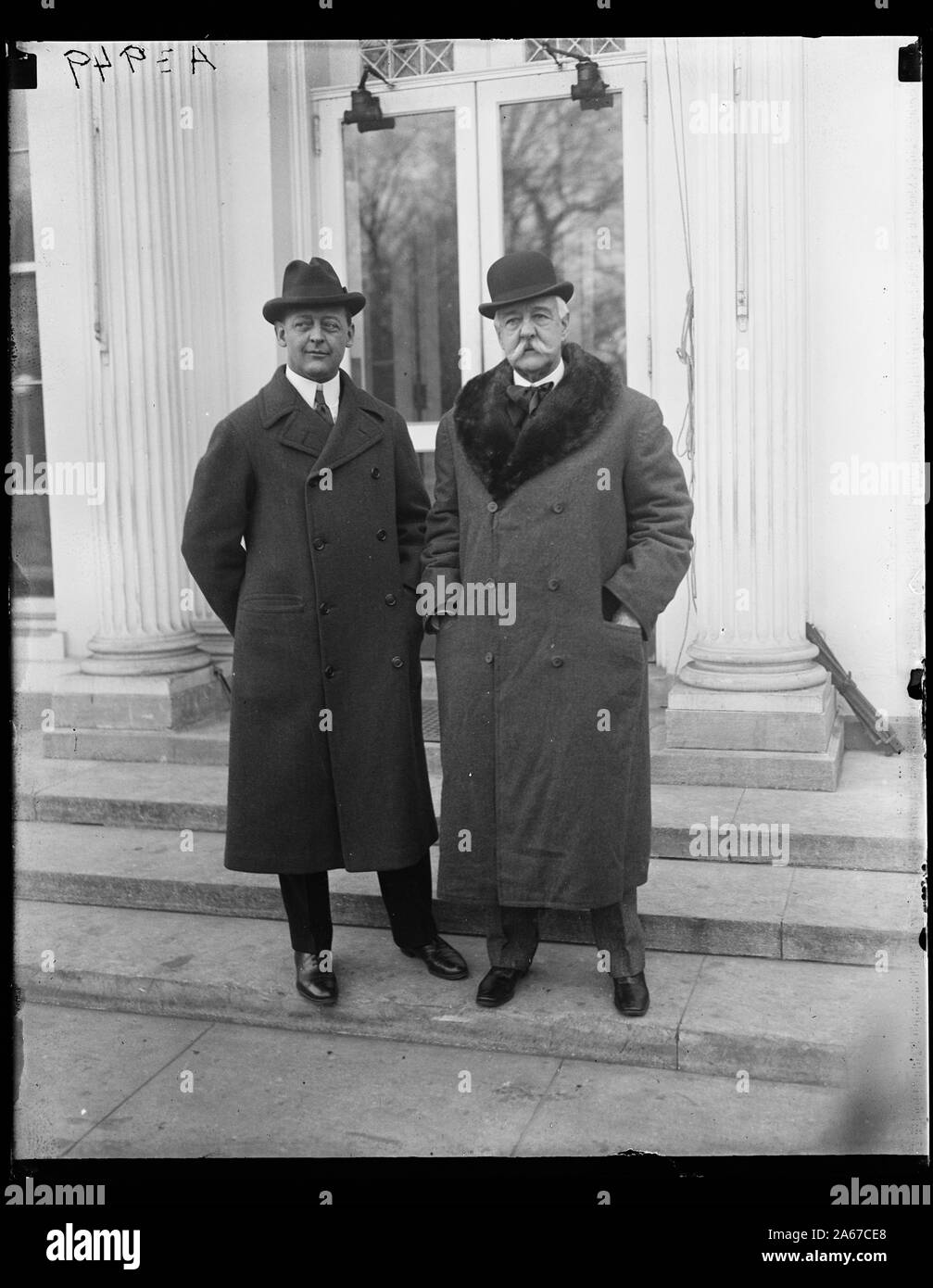 Visitors view white house Black and White Stock Photos & Images - Alamy