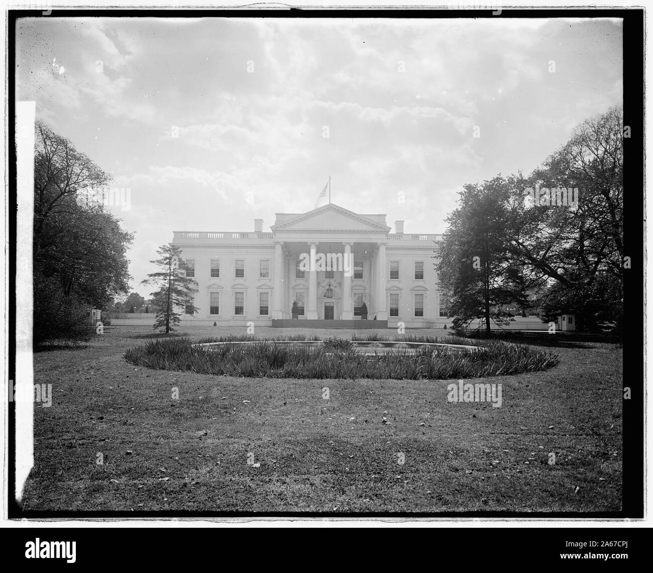Flag and white house Black and White Stock Photos & Images - Alamy