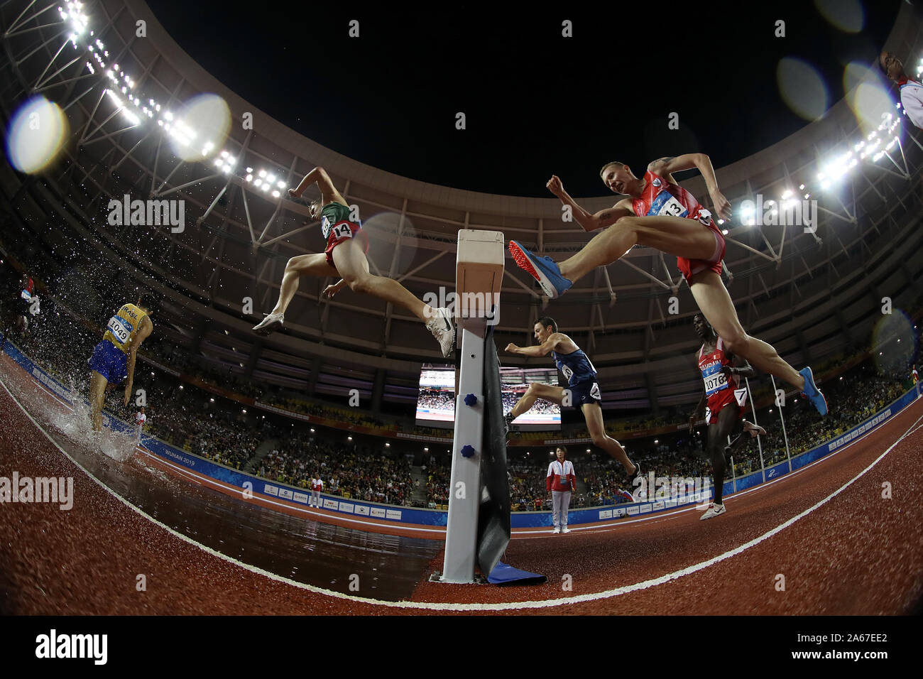 Runners in the mens 3000m steeplechase final hi-res stock photography ...
