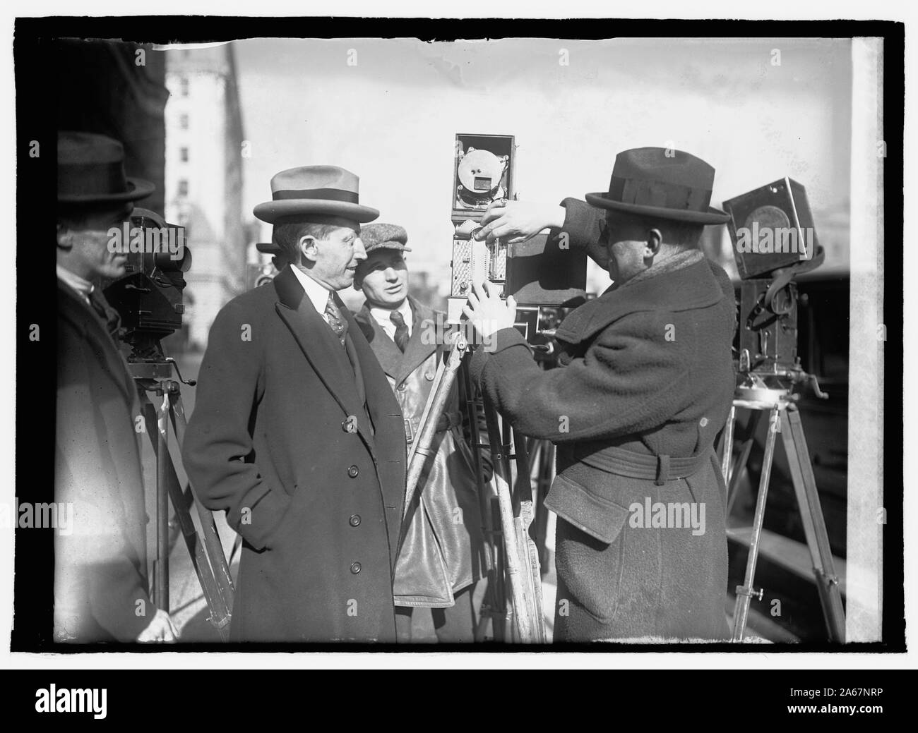 Camera operator vintage hi-res stock photography and images - Alamy