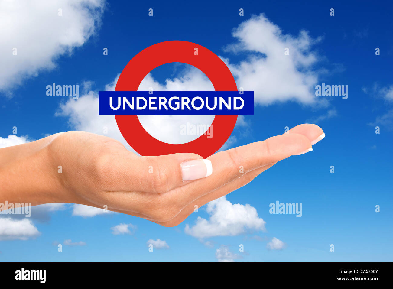 Hand mit Underground Zeichen Stock Photo - Alamy