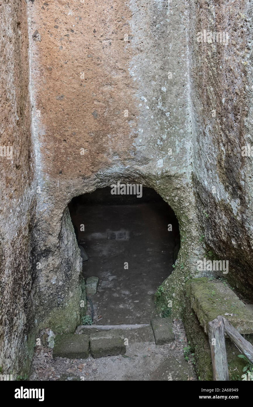 Cave tomb hi-res stock photography and images - Alamy