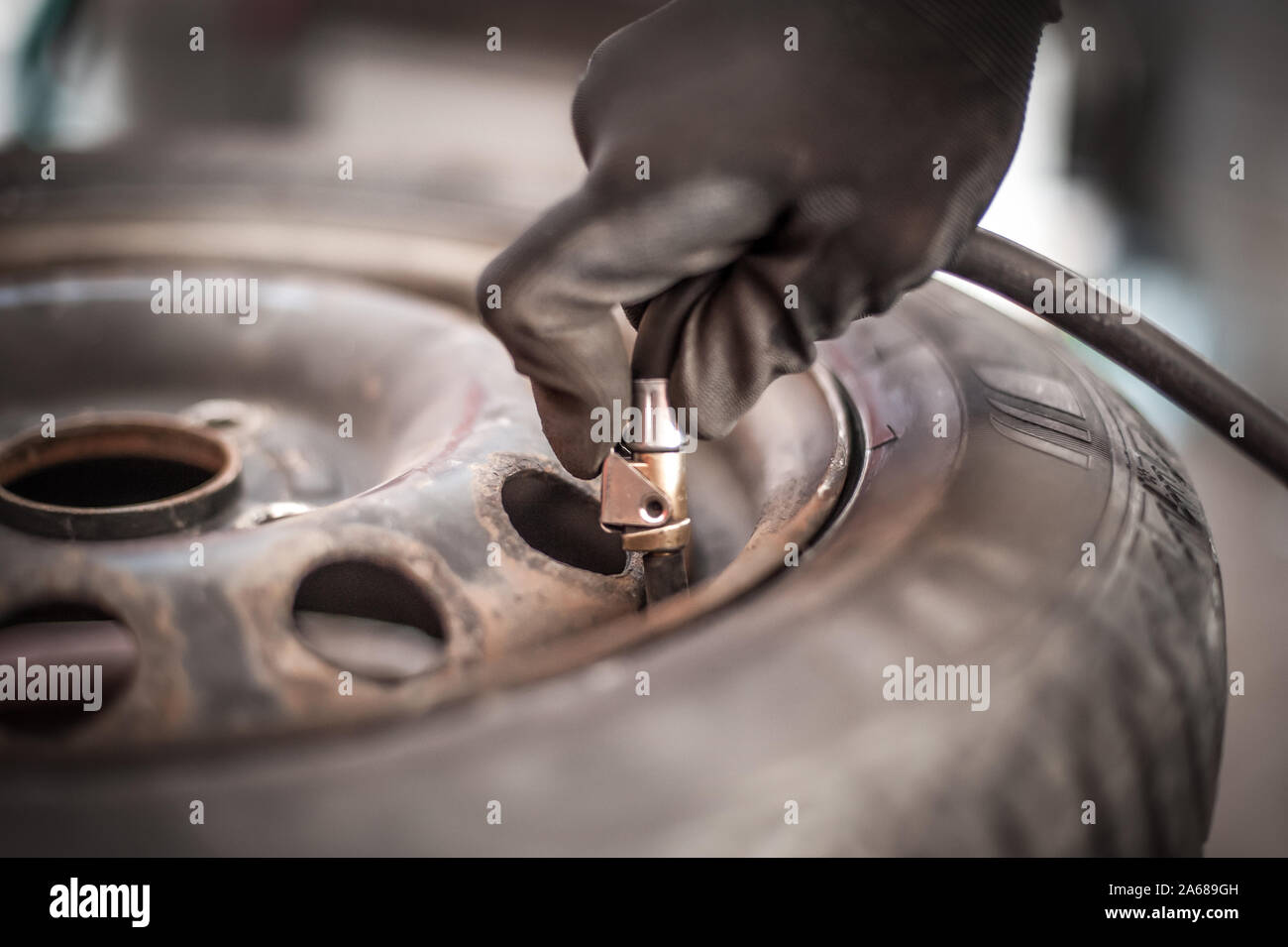 Car master mechanic vulcanizer pump the tire in auto vulcanizing and ...