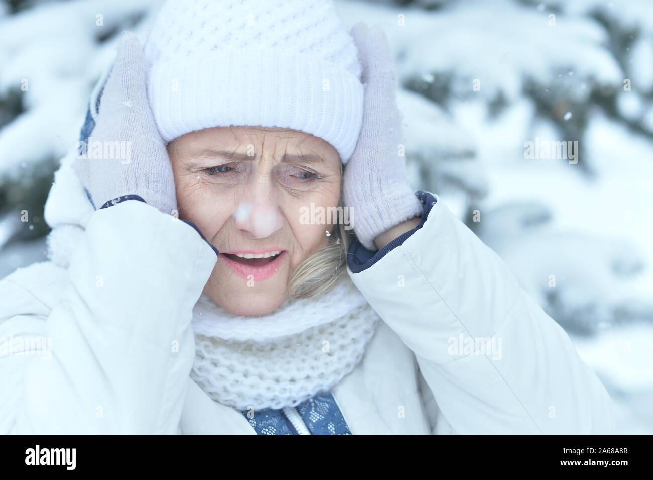 Upset senior woman outdoors hi-res stock photography and images - Alamy