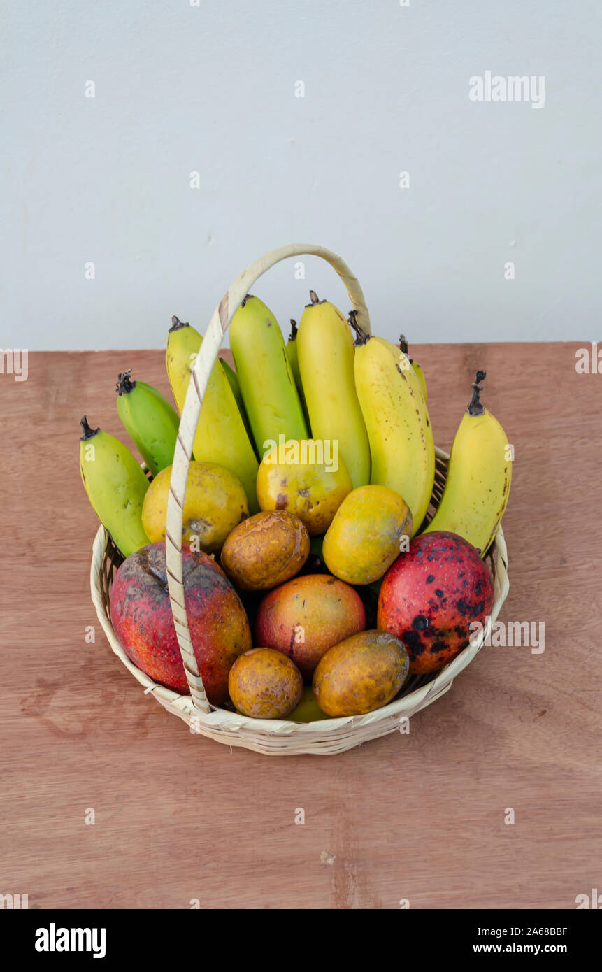 Basket of mangoes hi-res stock photography and images - Alamy
