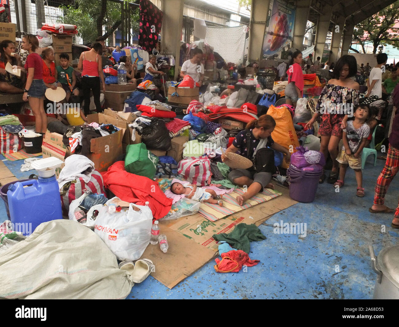 Homeless woman manila hi-res stock photography and images - Alamy