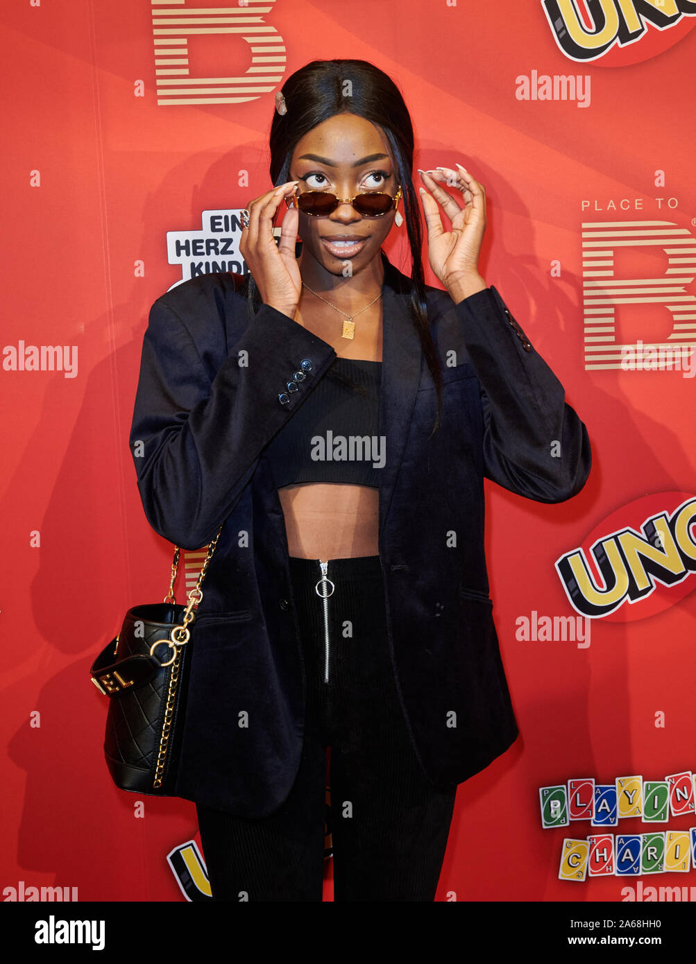 24 October 2019, Berlin: Model Toni Dreher comes to the charity event ...