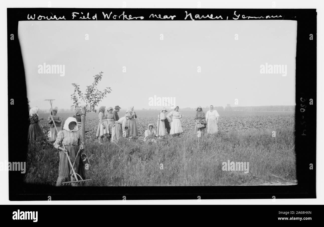 Female farm workers historical hi-res stock photography and images - Alamy