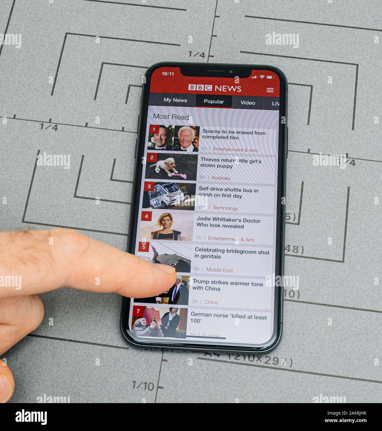 Bbc news reader hi-res stock photography and images - Alamy