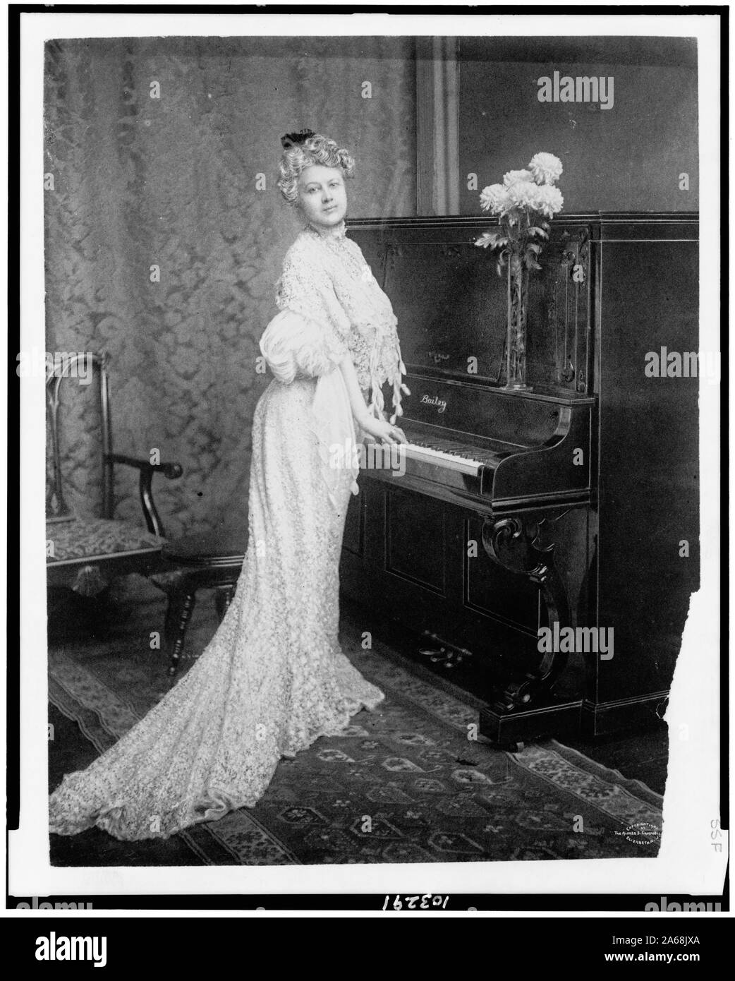 Piano playing woman Cut Out Stock Images & Pictures - Alamy