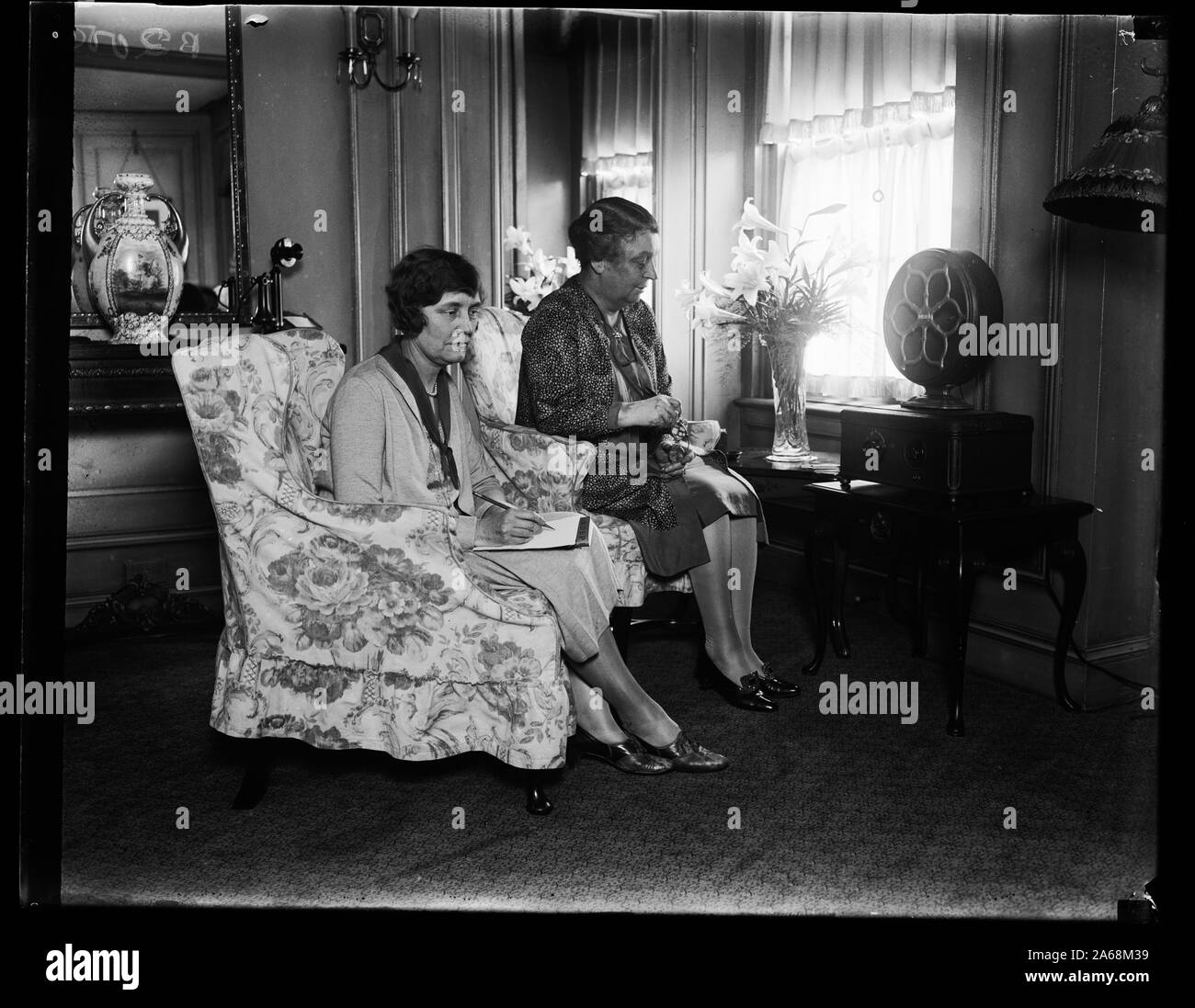 Women listening radio hi-res stock photography and images - Alamy