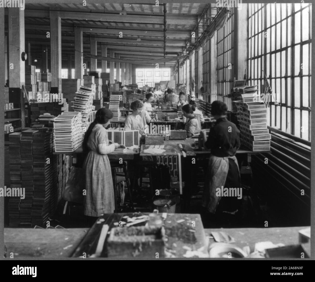 Assembly line workers women Black and White Stock Photos & Images - Alamy