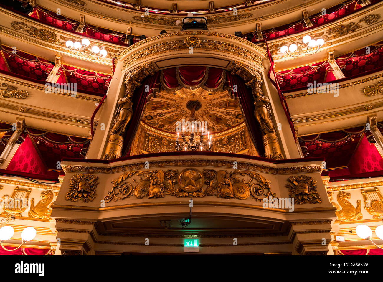 La scala milan interior hi-res stock photography and images - Alamy