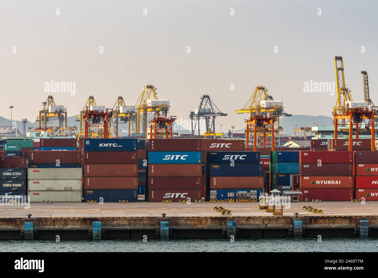 Oocl containers hi-res stock photography and images - Alamy