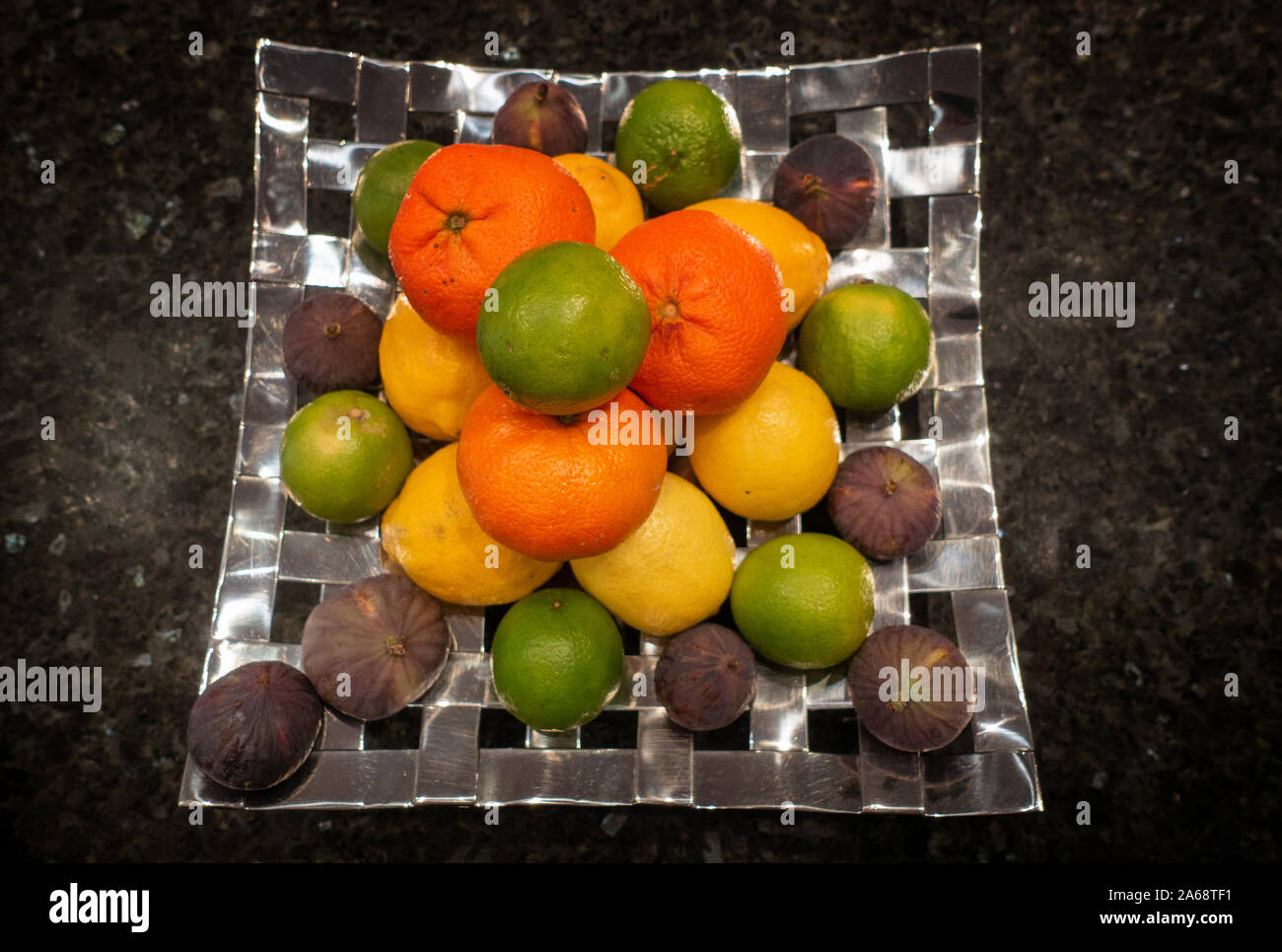 Mixed Citrus fruit in a bowl display dish Stock Photo - Alamy
