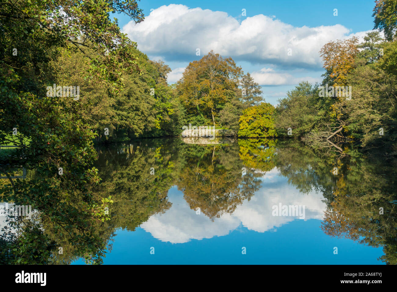 Chiddingstone castle lake hi-res stock photography and images - Alamy