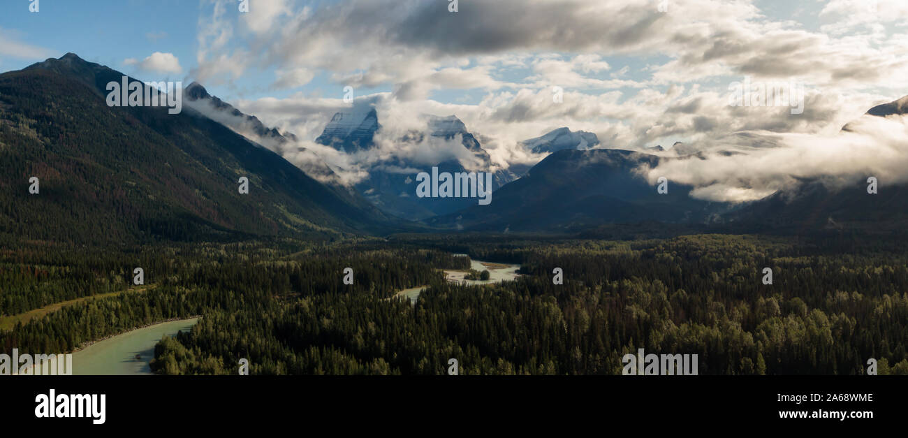 Mount robson aerial hi-res stock photography and images - Alamy