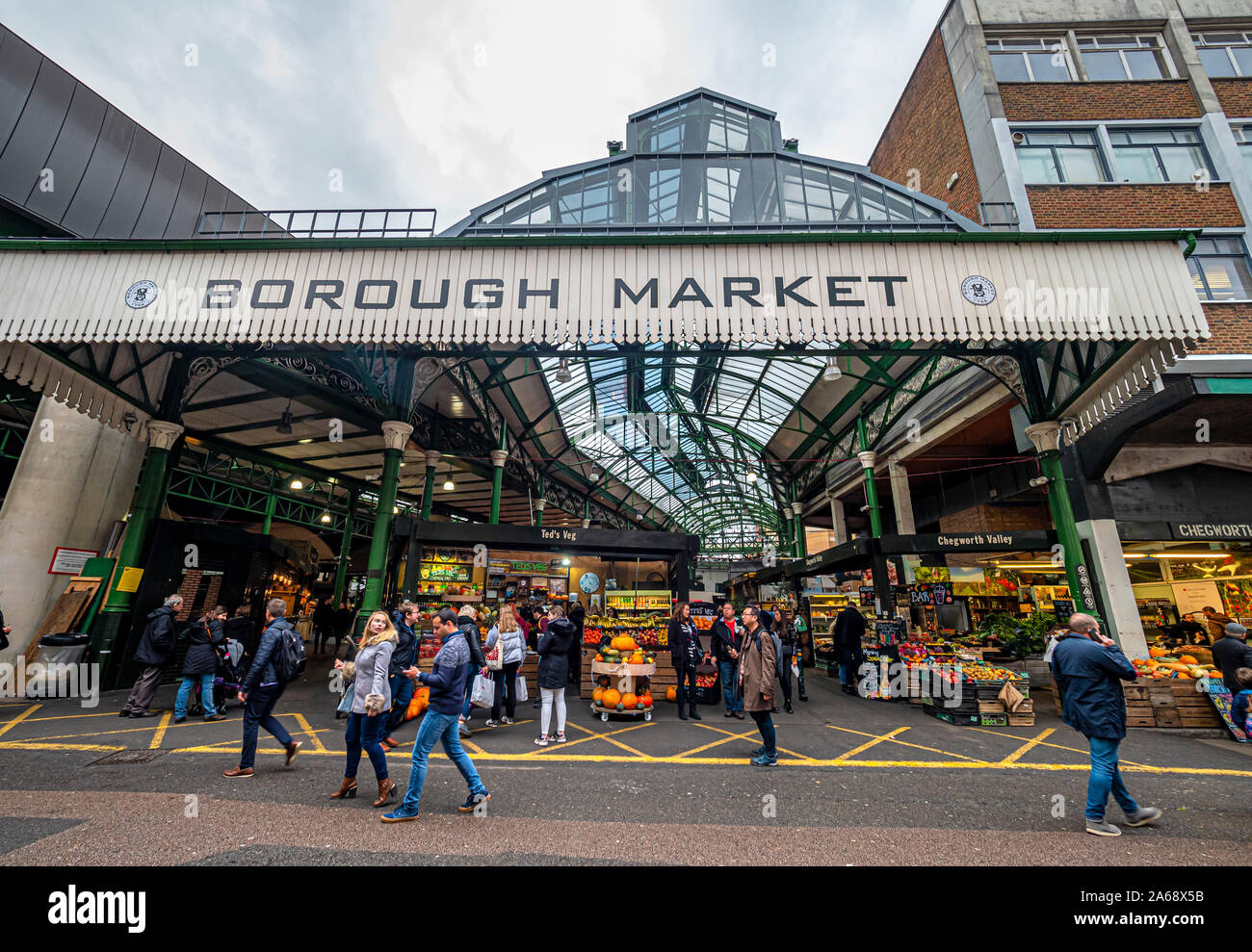 Glass canopy entrance hi-res stock photography and images - Alamy