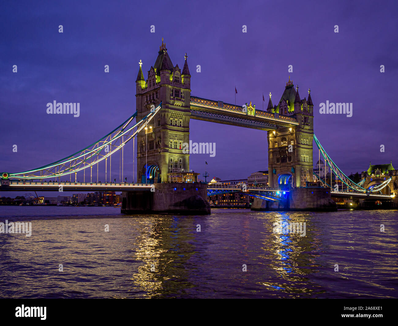 London suspension bridge over the thames hi-res stock photography and ...