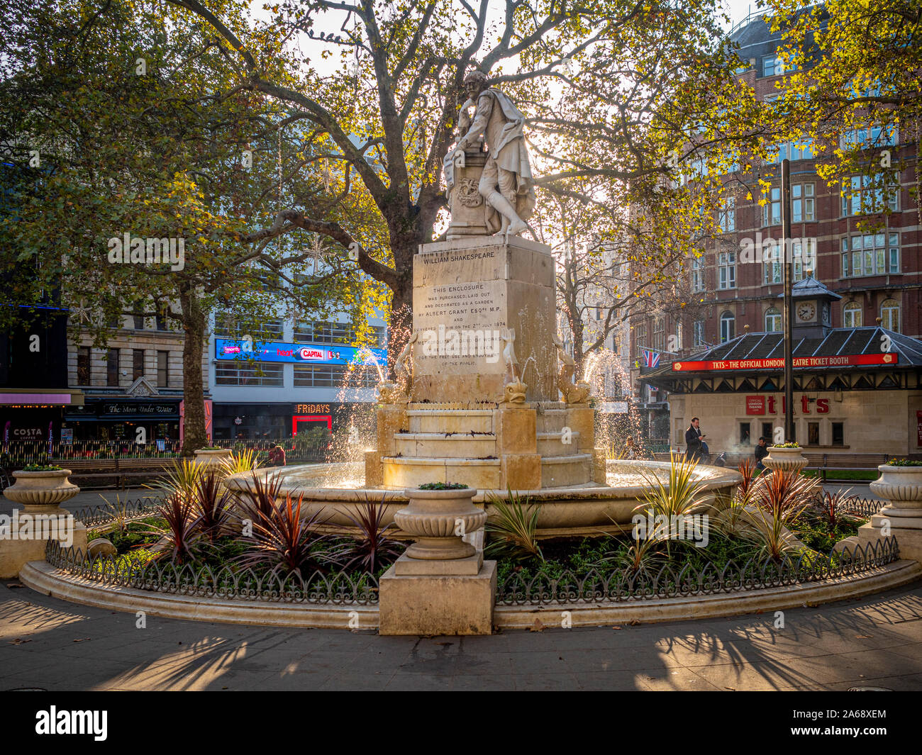 William shakespeare statue hi-res stock photography and images - Alamy William shakespeare statue hi-res stock photography and images - Alamy