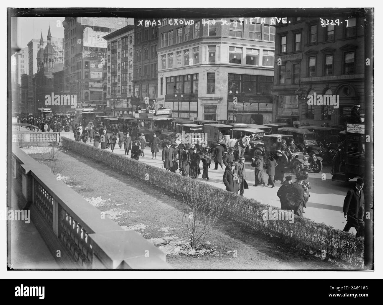 Crowd scene fifth avenue hi-res stock photography and images - Alamy